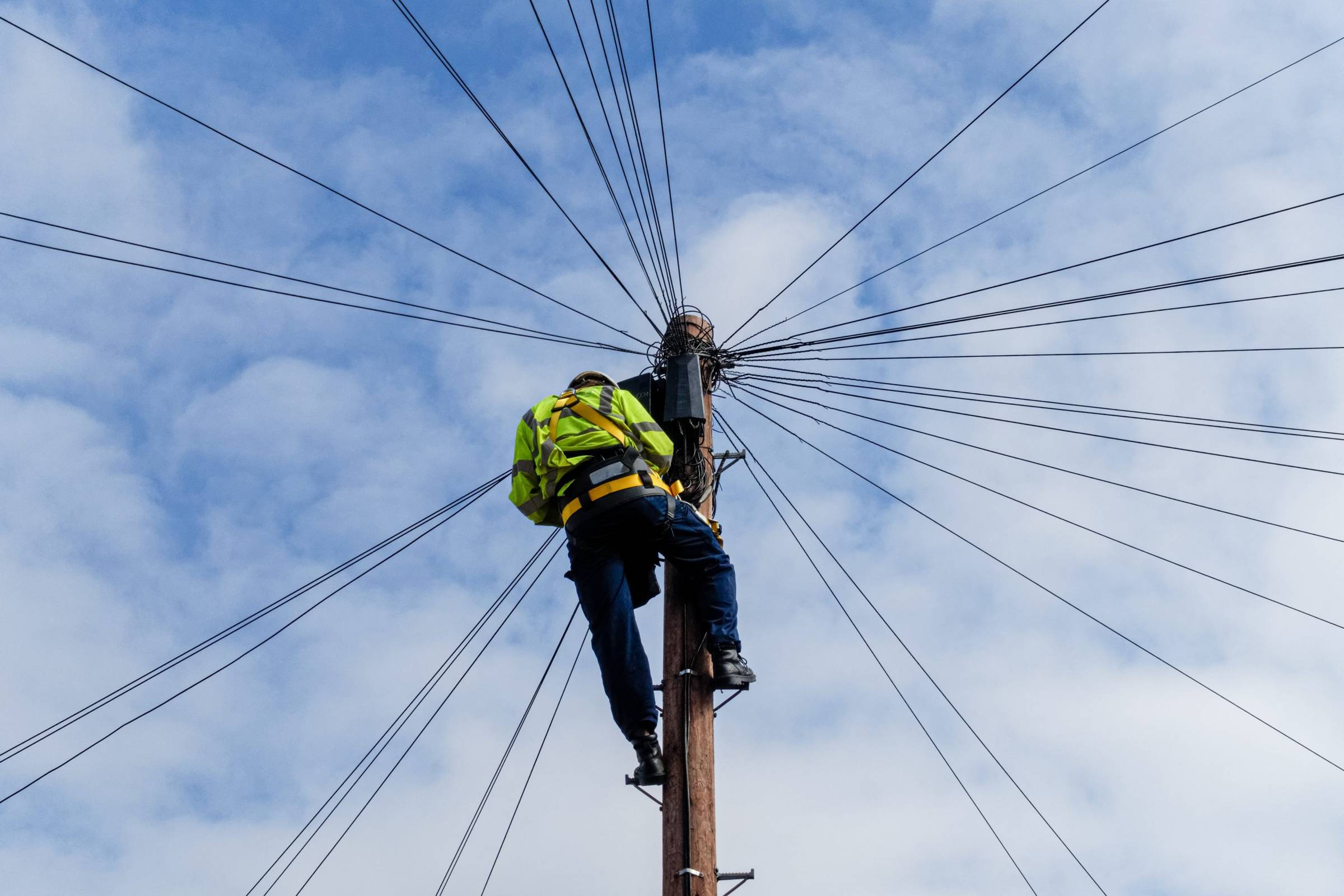 Parliament publishes guide explaining UK rules on broadband poles ...